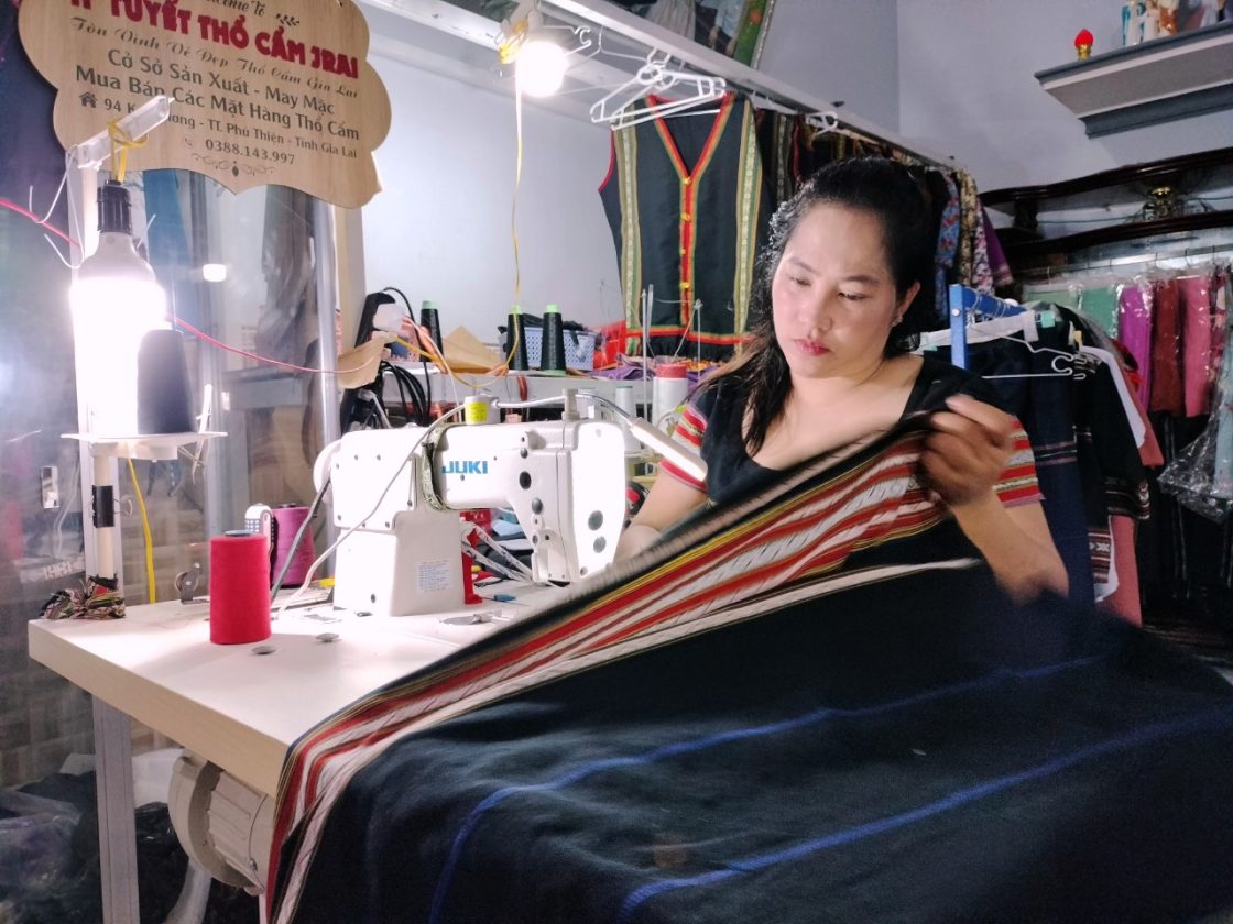 Cô gái Jrai và khát vọng giữ lửa cho trang phục truyền thống