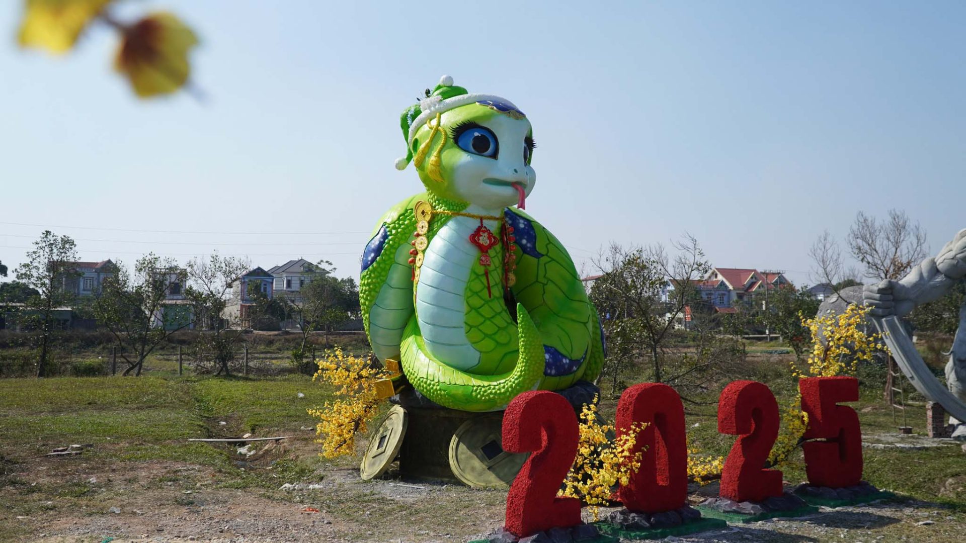 Muôn vẻ linh vật rắn ở các tỉnh thành