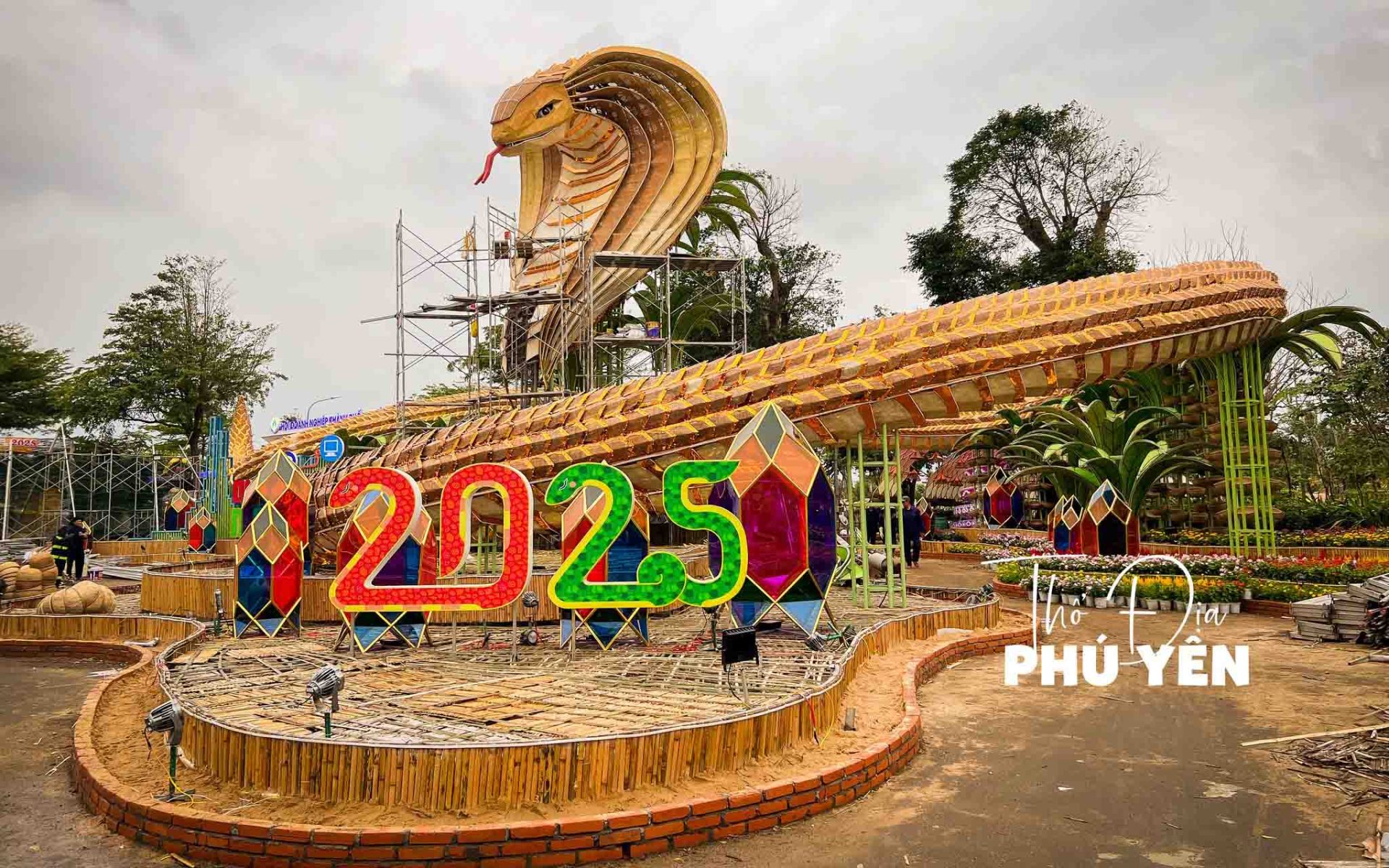 Muôn vẻ linh vật rắn ở các tỉnh thành