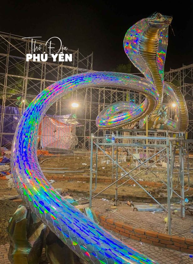 Muôn vẻ linh vật rắn ở các tỉnh thành