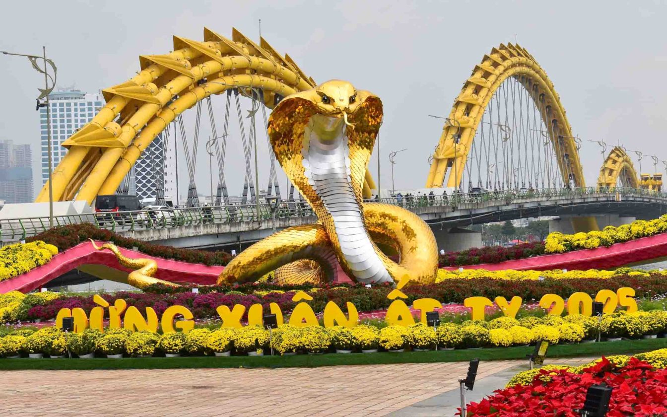 Muôn vẻ linh vật rắn ở các tỉnh thành