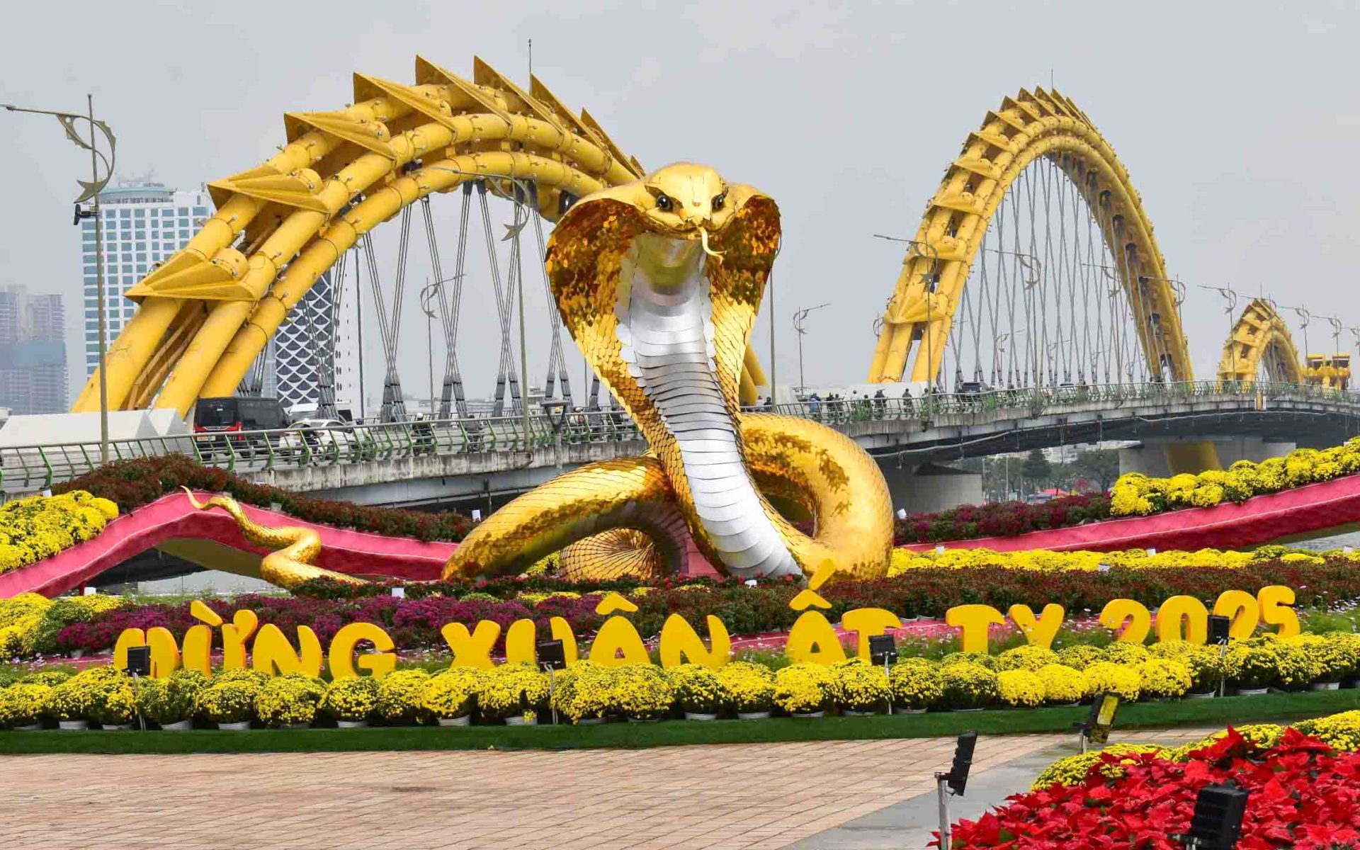 Muôn vẻ linh vật rắn ở các tỉnh thành