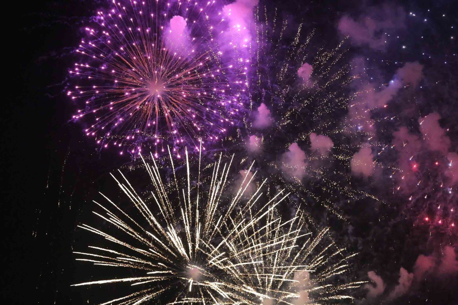 Pháo hoa rực sáng bầu trời TPHCM, đón chào năm mới 2025