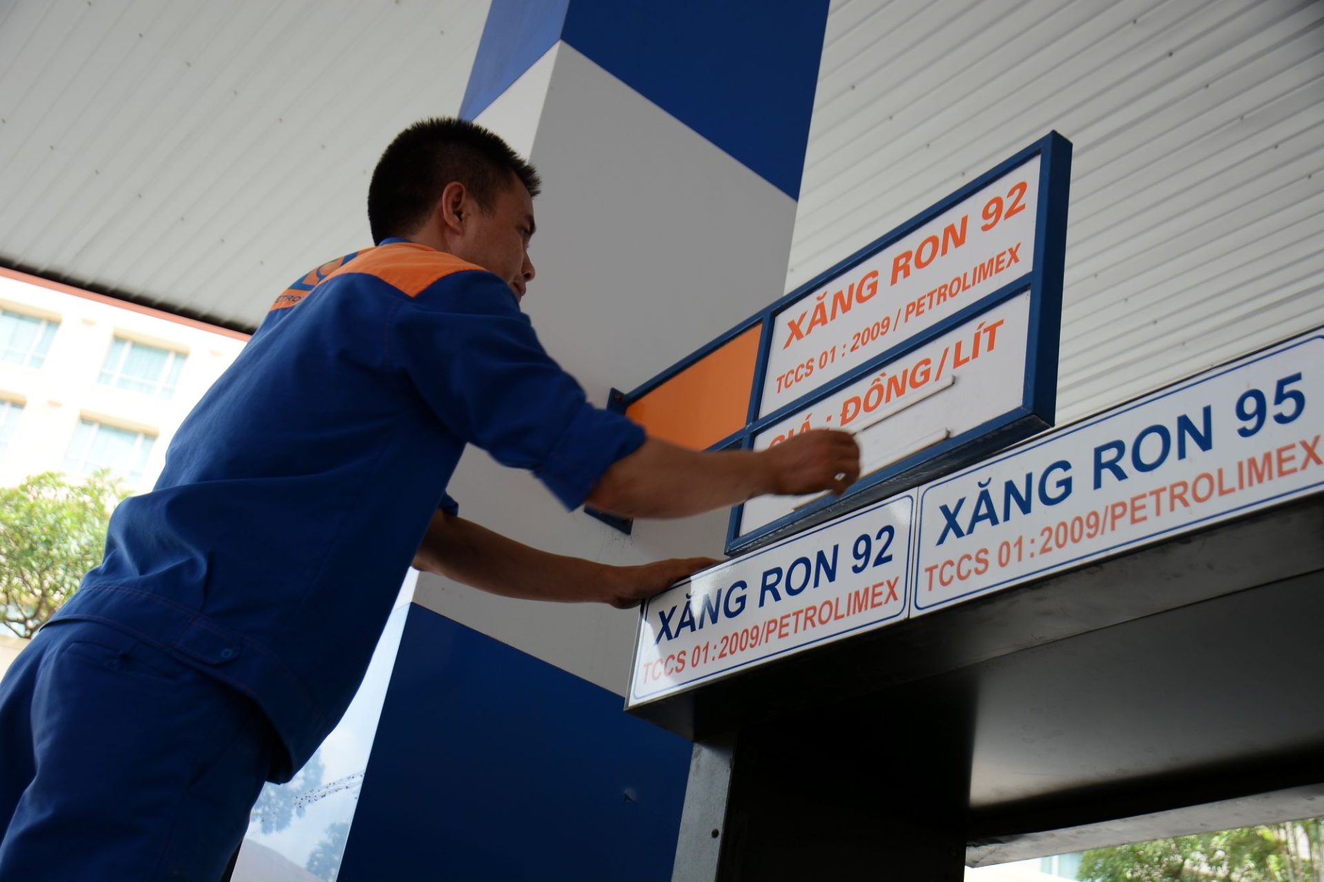 Giảm giá xăng từ 15 giờ hôm nay, E5 RON92 còn 19.615 đồng, RON95-III 20 ...