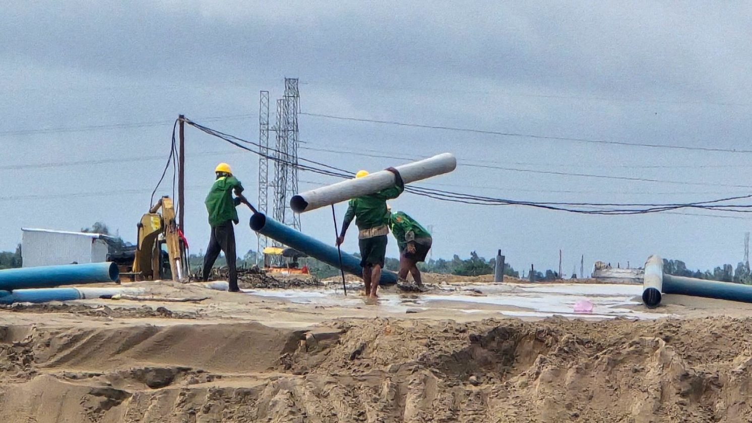 Thi công lớp cấp phối đá dăm đầu tiên cho cao tốc Châu Đốc - Cần Thơ ...