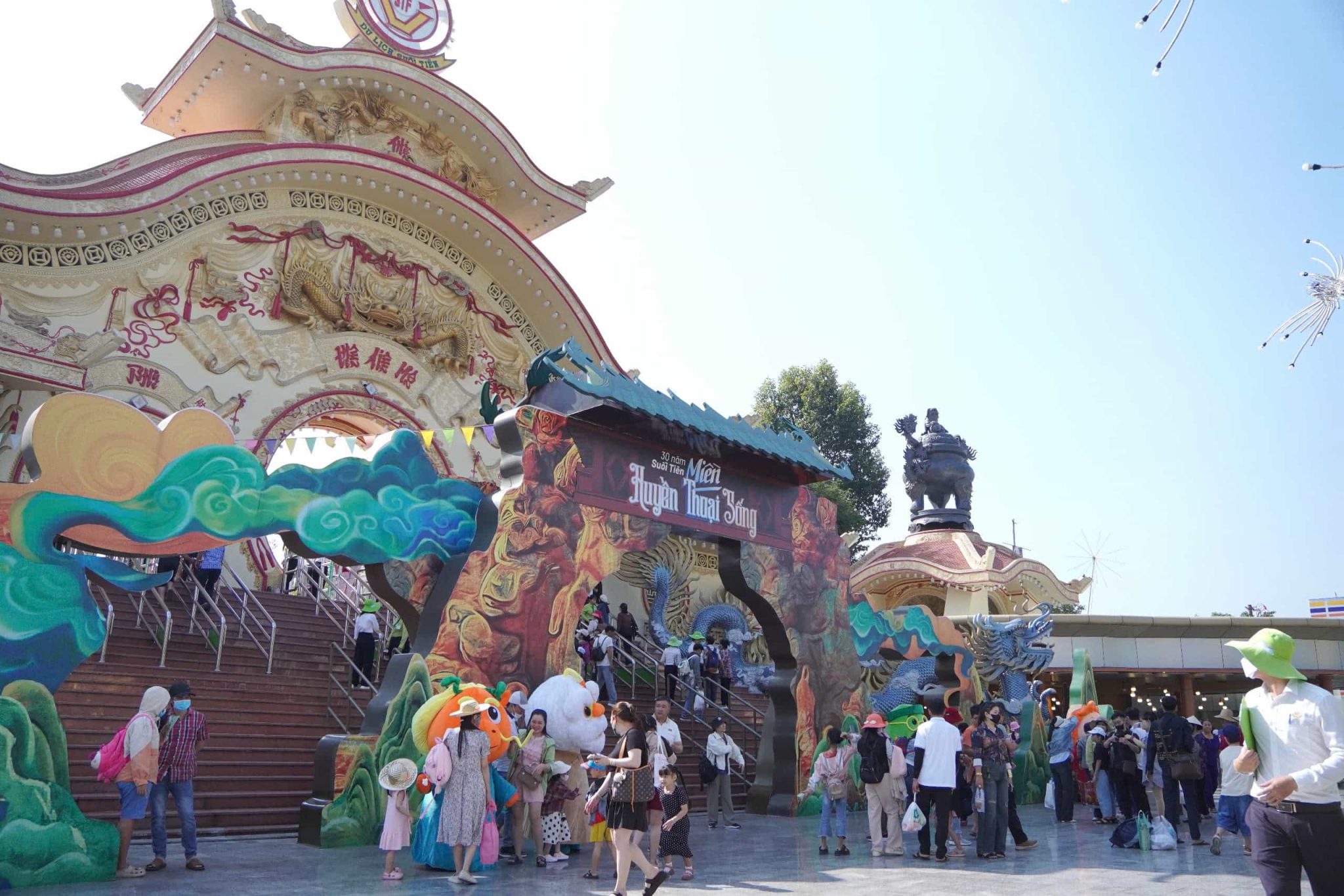 Thời tiết mát mẻ, người dân đổ về các điểm vui chơi ngày đầu năm