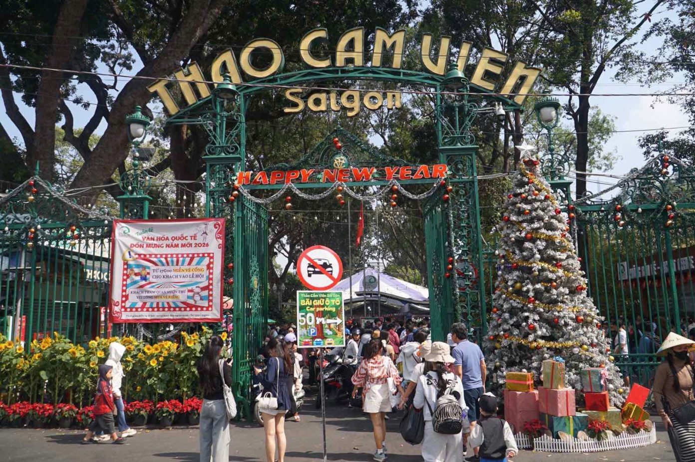 Thời tiết mát mẻ, người dân đổ về các điểm vui chơi ngày đầu năm