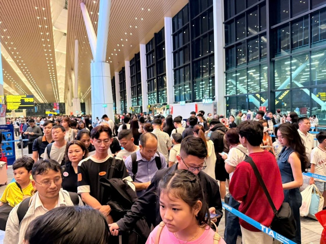 Sân bay Tân Sơn Nhất lập kỷ lục, khai thác hơn 1.000 chuyến bay trong ...